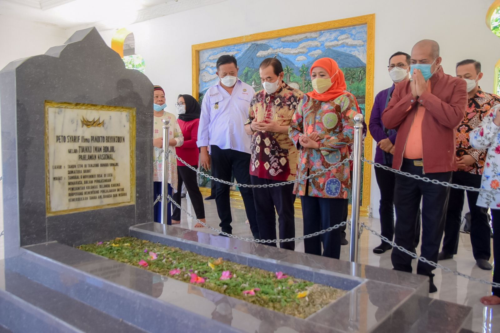 Sebelum Buka Misi Dagang Gubernur Khofifah Ziarah ke Makam Tuanku Imam ...